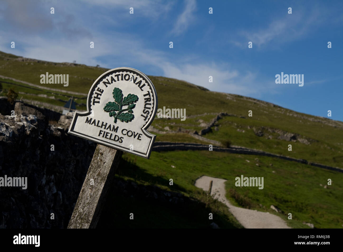 Malham footpath hi-res stock photography and images - Alamy