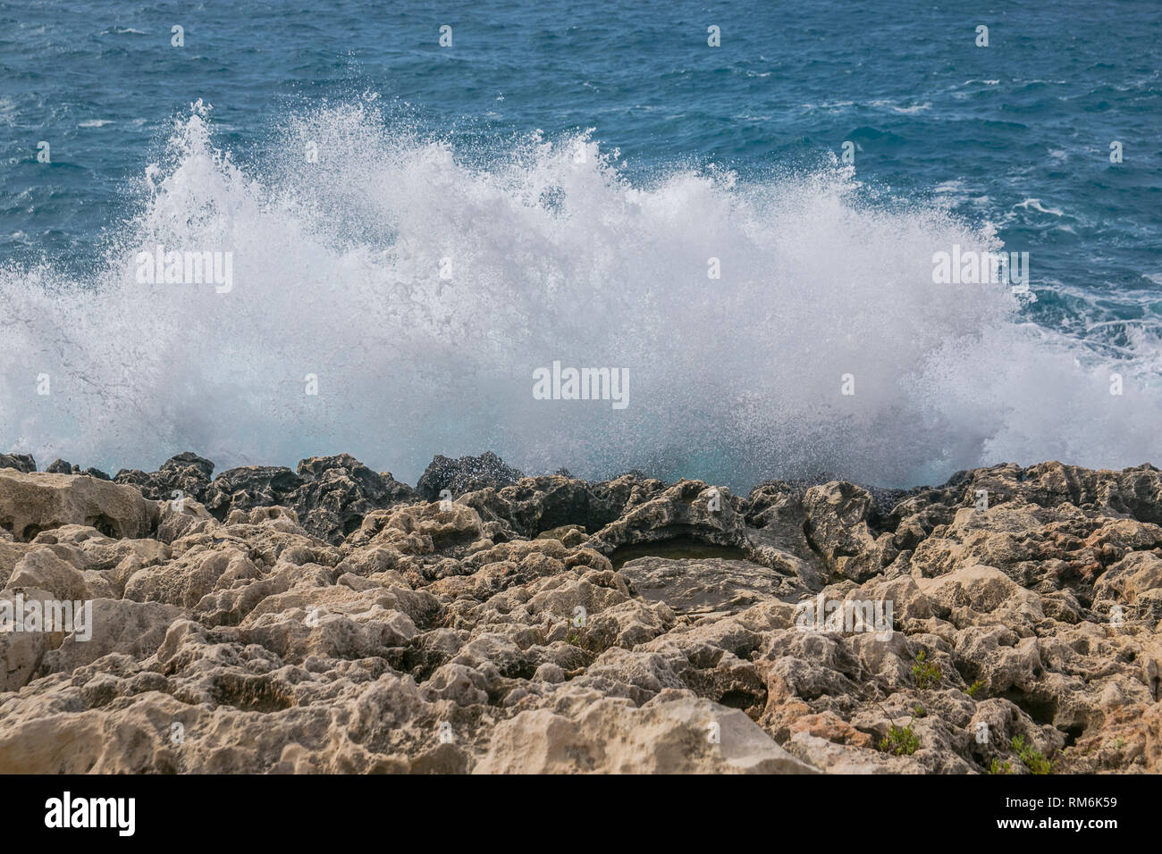 Sea waves hit beach island hi-res stock photography and images - Alamy
