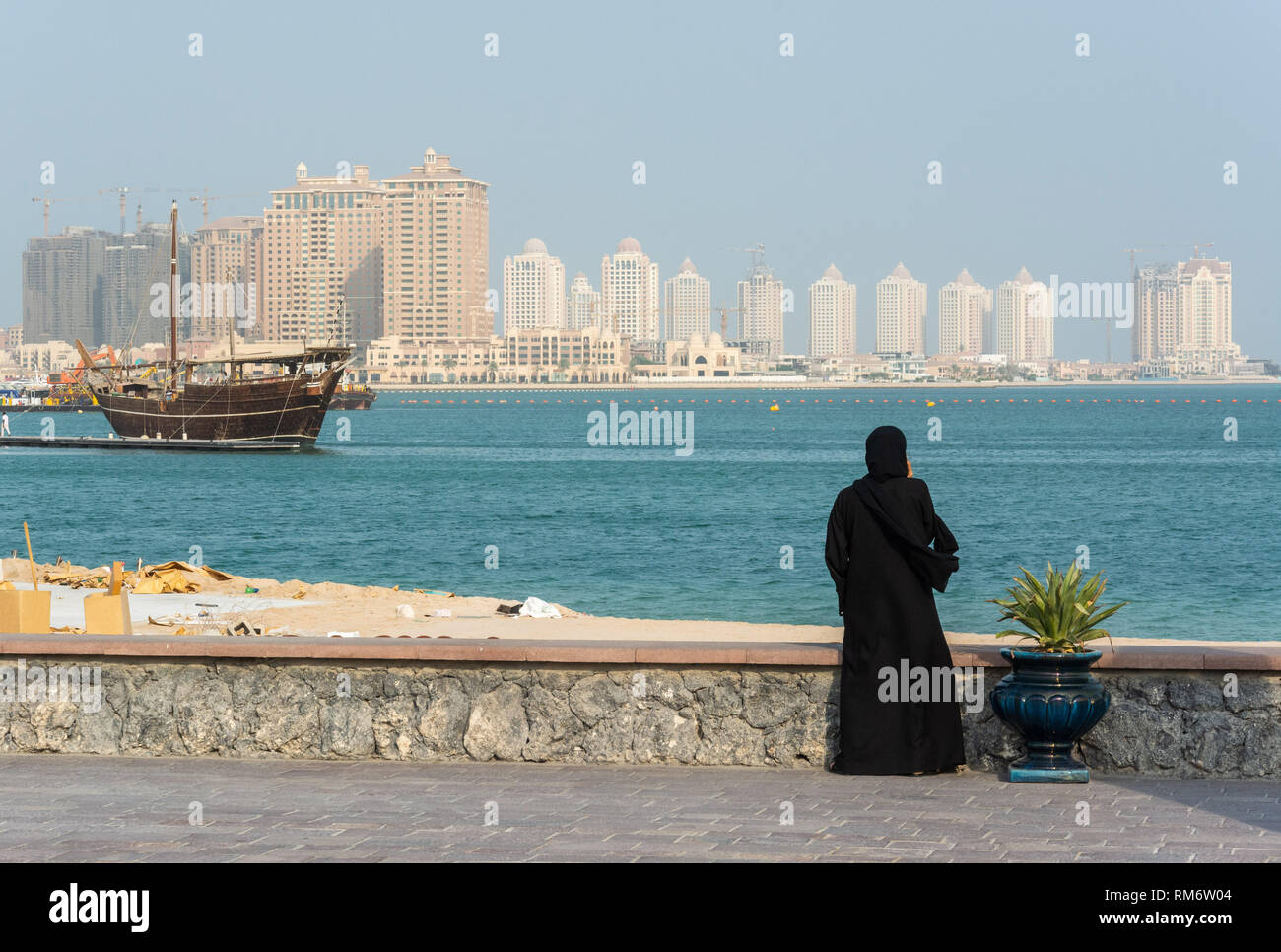 Traditional qatari dress hi-res stock photography and images - Alamy