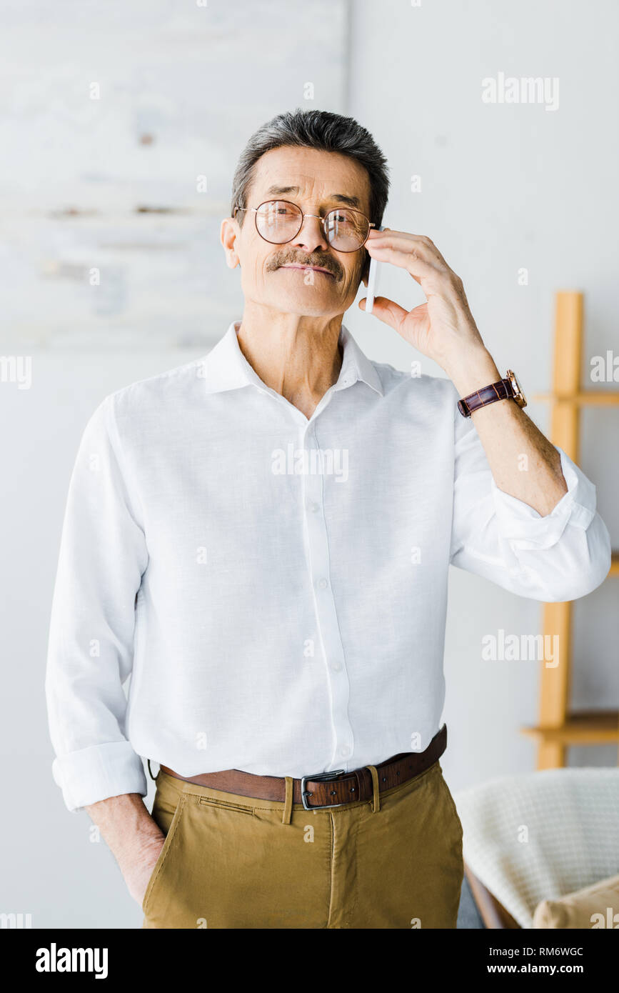 Old people home talking hi-res stock photography and images - Alamy