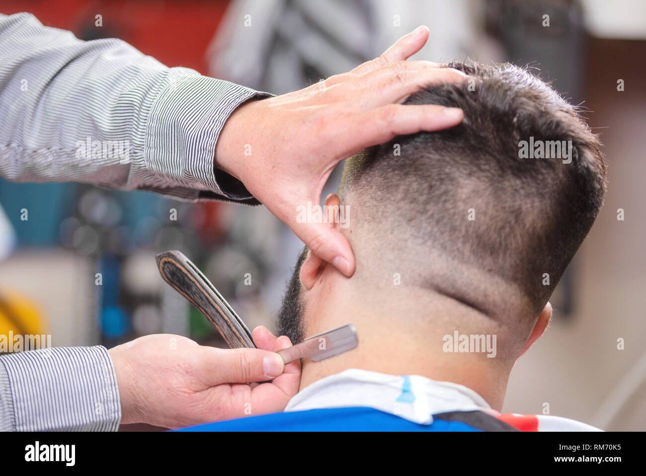 Barber hands hi-res stock photography and images - Alamy
