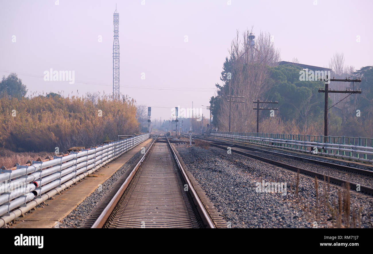 Parallel train tracks hi-res stock photography and images - Alamy