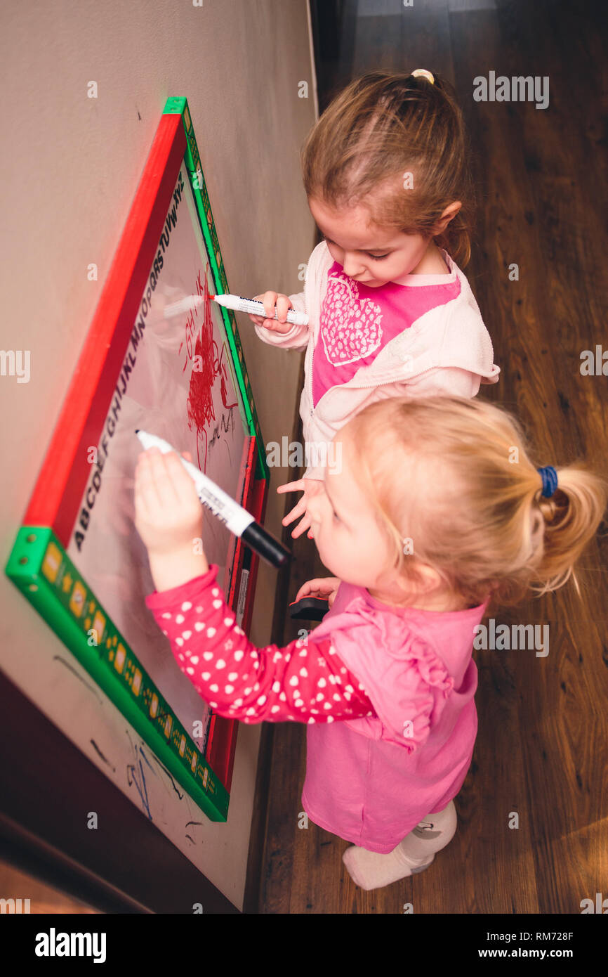 Child using whiteboard hi-res stock photography and images - Alamy