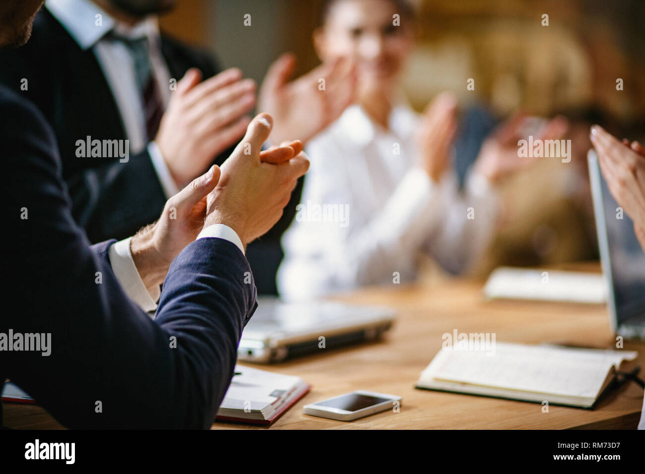 Clapping hands hi-res stock photography and images - Alamy