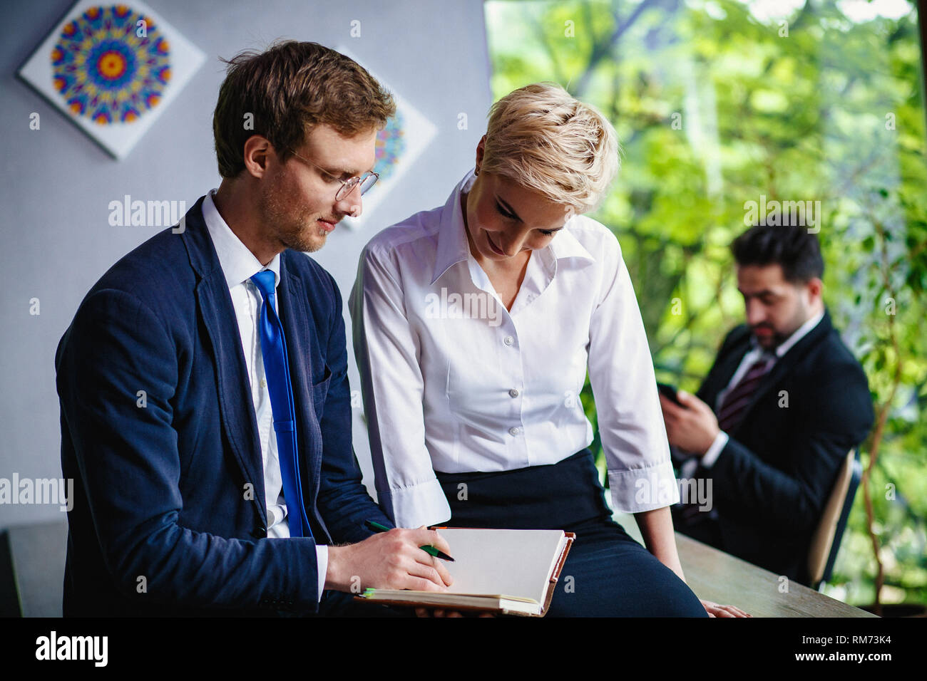 Colleague teamwork hi-res stock photography and images - Alamy