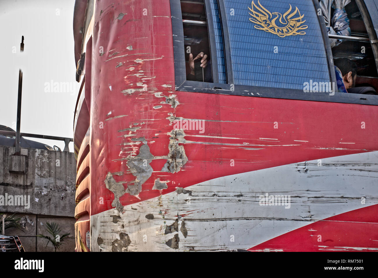 Battered bus in Bangladeshi traffic Stock Photo - Alamy