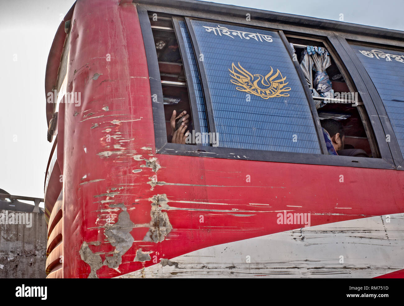 Battered bus in Bangladeshi traffic Stock Photo - Alamy