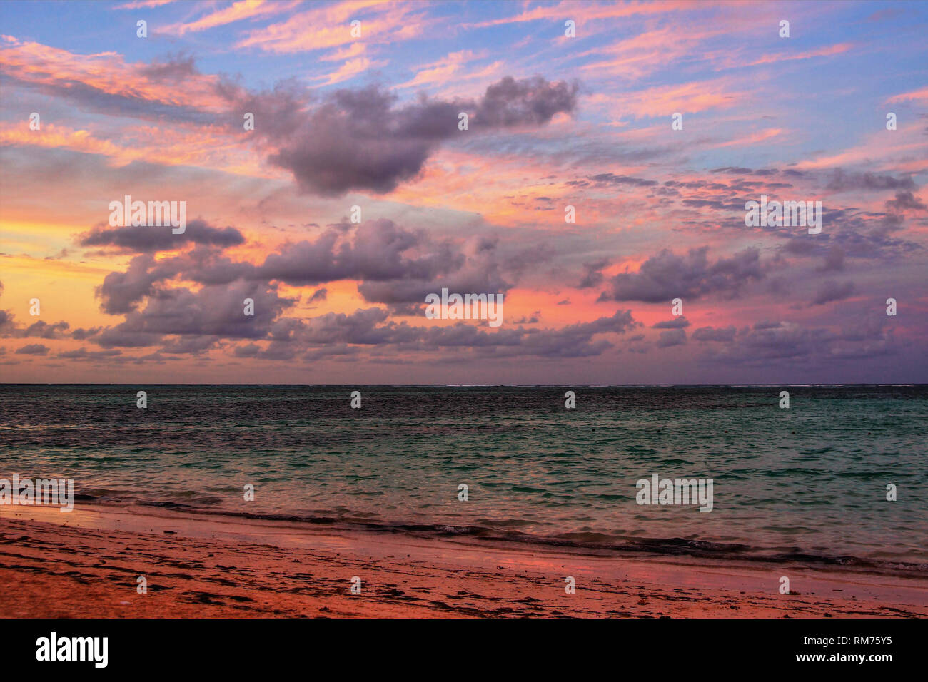 Beautiful tropical shoreline hi-res stock photography and images - Alamy