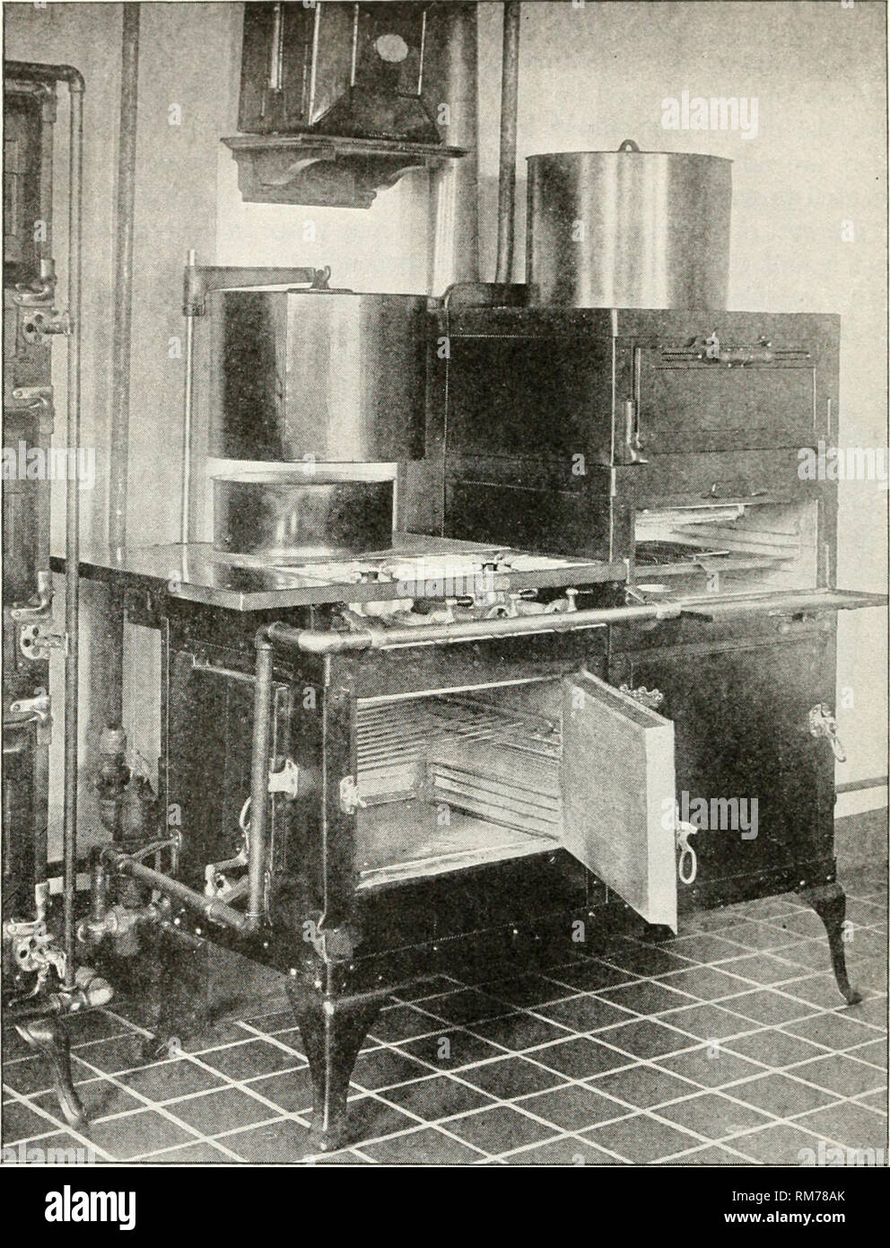 Fireless cooker hi-res stock photography and images - Alamy