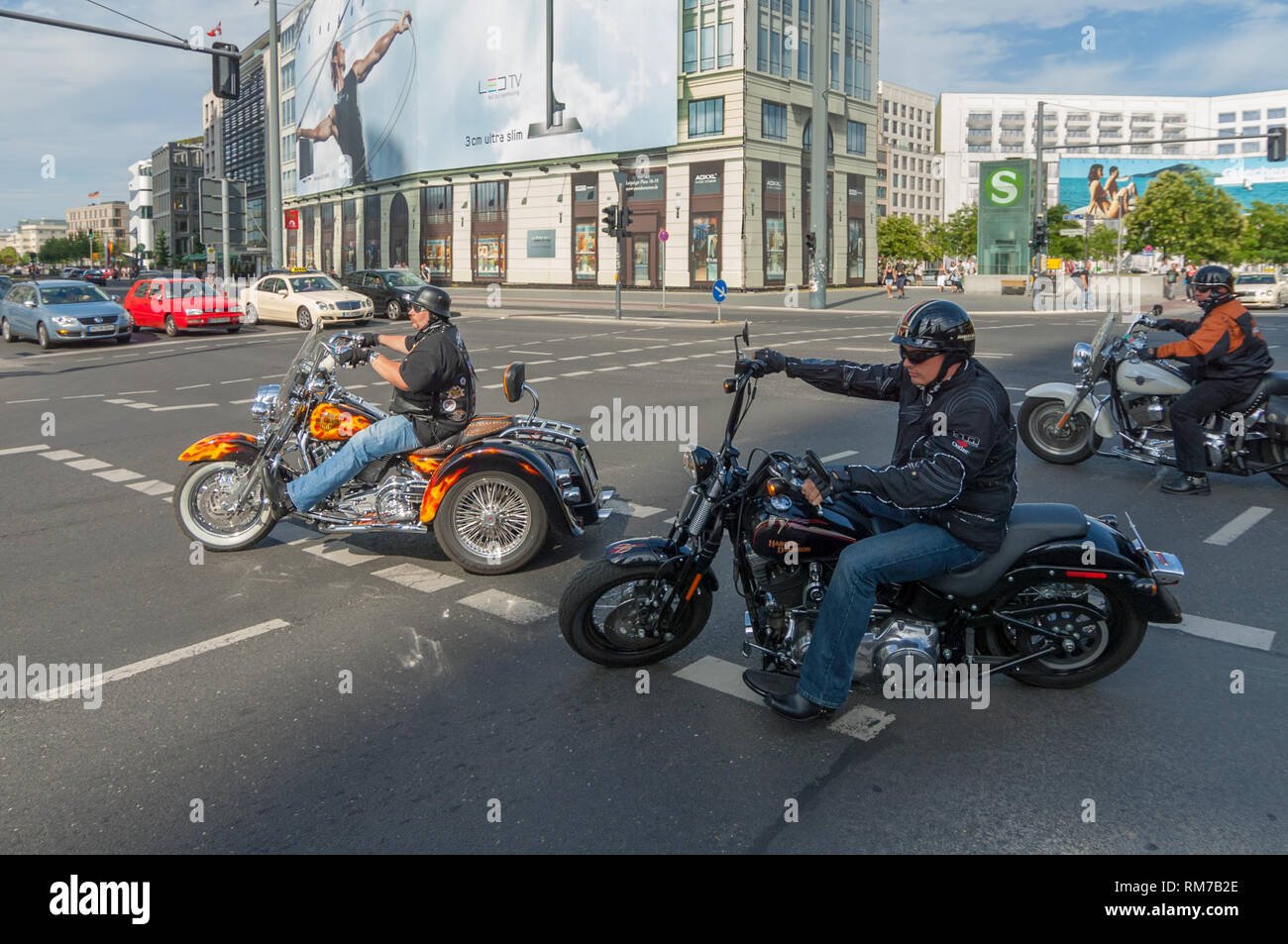 Berlin street scenes hi-res stock photography and images - Alamy