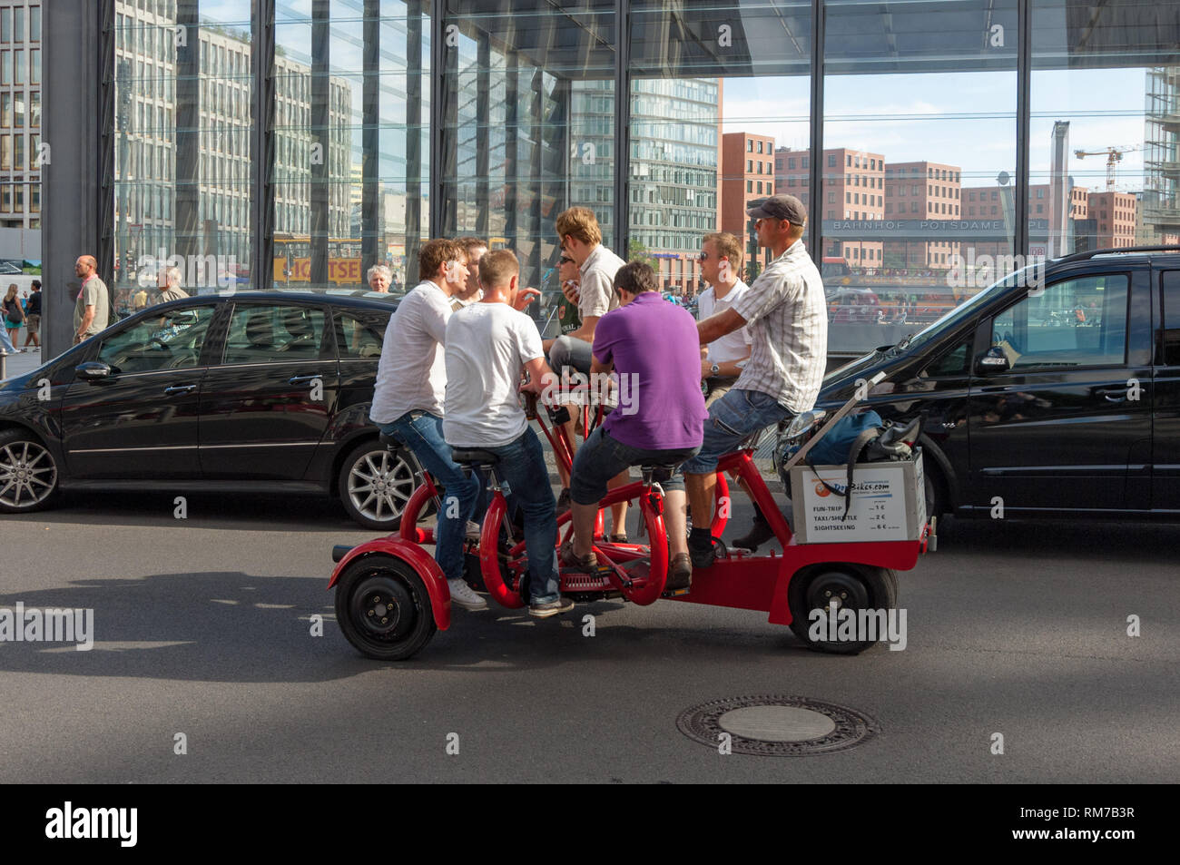Berlin street scenes hi-res stock photography and images - Alamy
