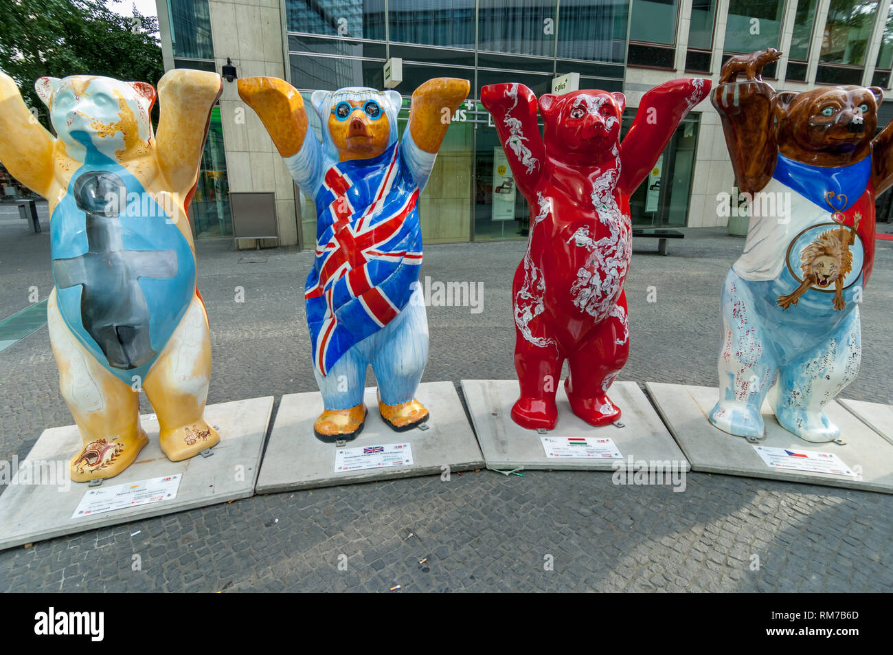 Statue bears hi-res stock photography and images - Alamy