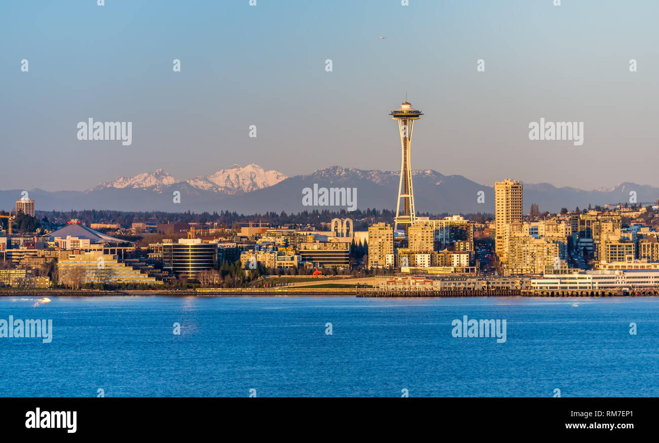 Seattle skyline mountains hi-res stock photography and images - Alamy