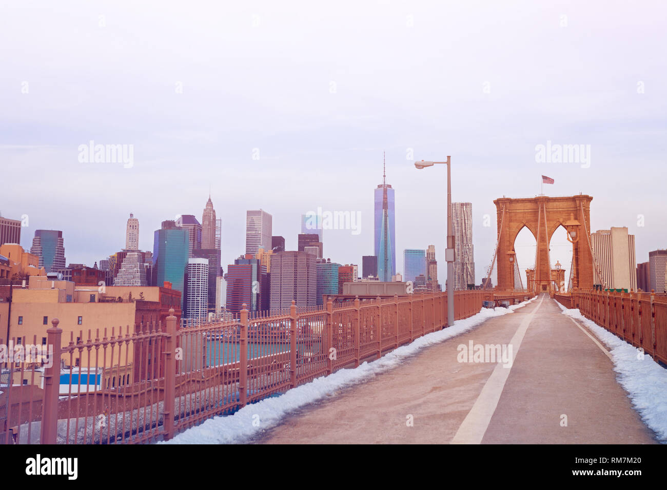 Pedestrian walkway of Brooklyn bridge in New York Stock Photo - Alamy