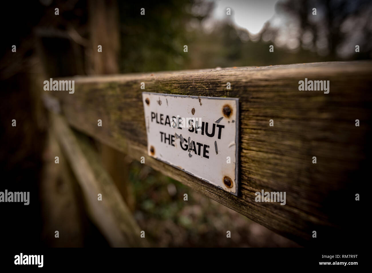 Please shut the gate sign Stock Photo - Alamy