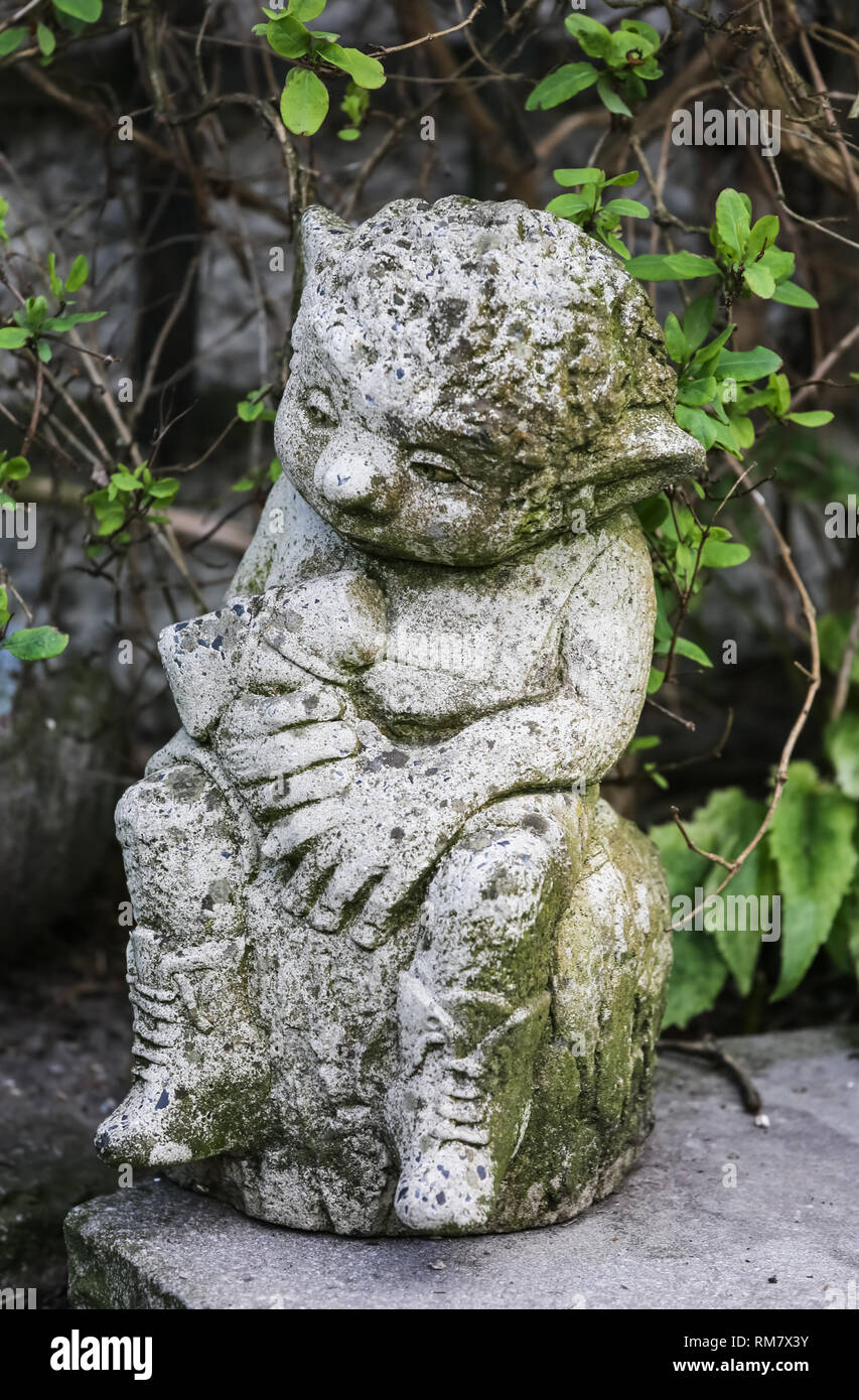 Little wave statue hi-res stock photography and images - Alamy