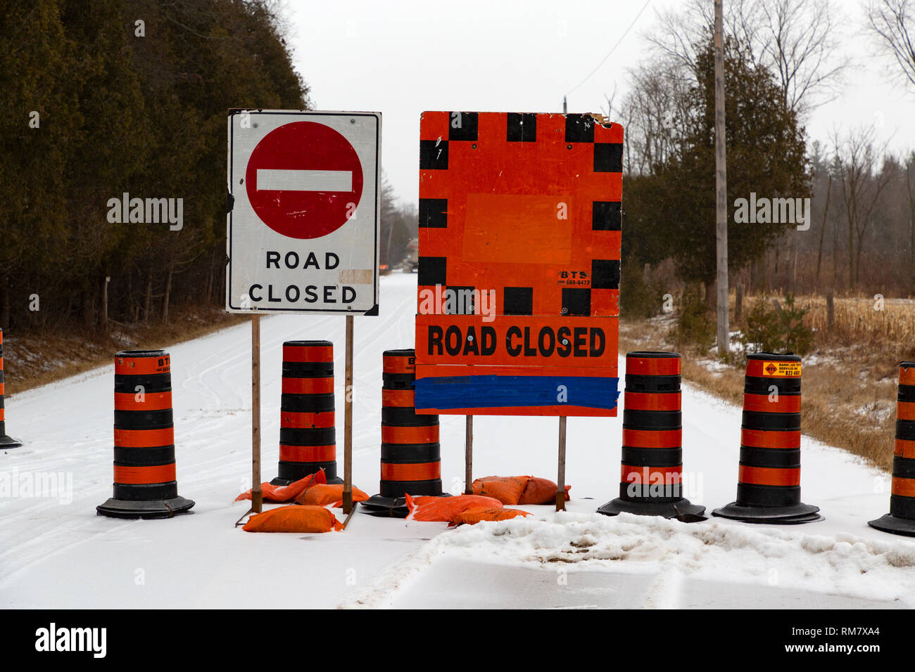 Closed for winter sign hi-res stock photography and images - Alamy