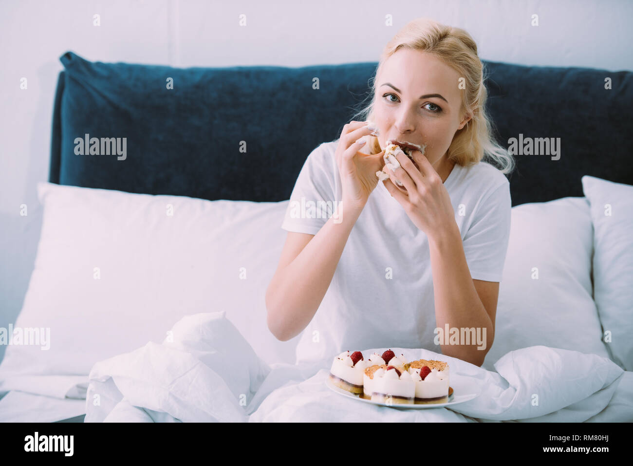 Woman cry and bed hi-res stock photography and images - Alamy
