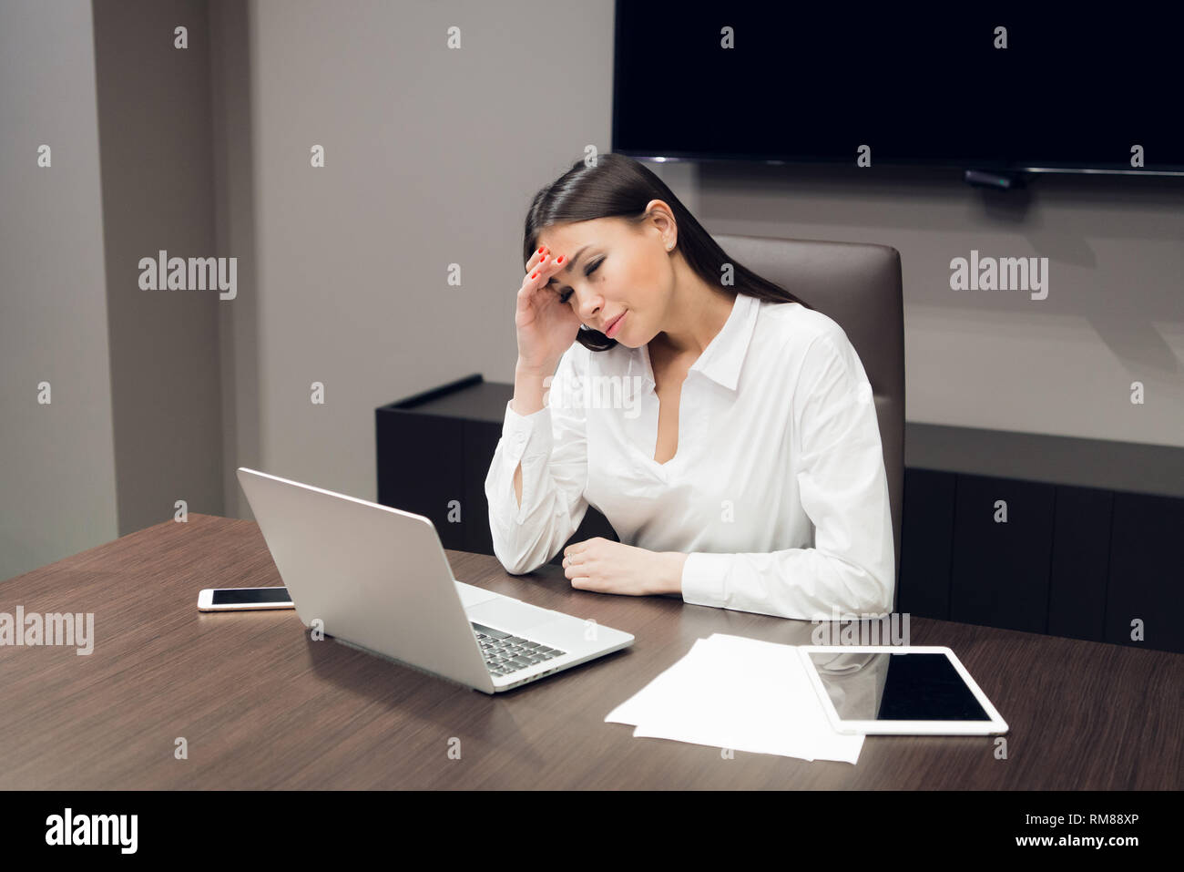 Woman sad office desk hi-res stock photography and images - Alamy
