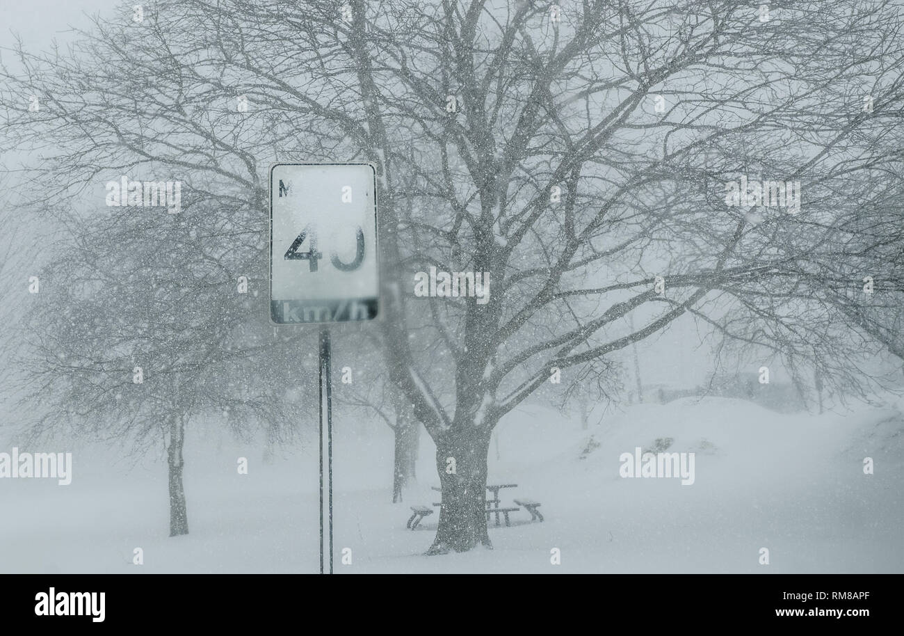 The sign that reduces the speed of traffic to 40 km / h is partially ...