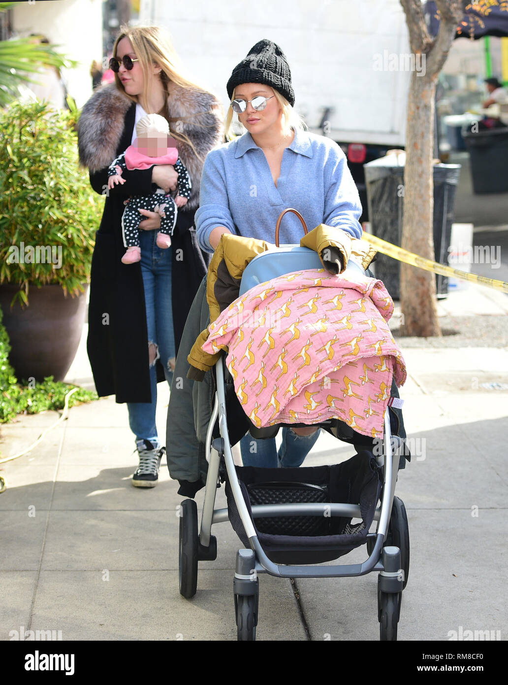 Hilary Duff Goes To The Farmers Market With Daughter Banks Violet Koma 7770