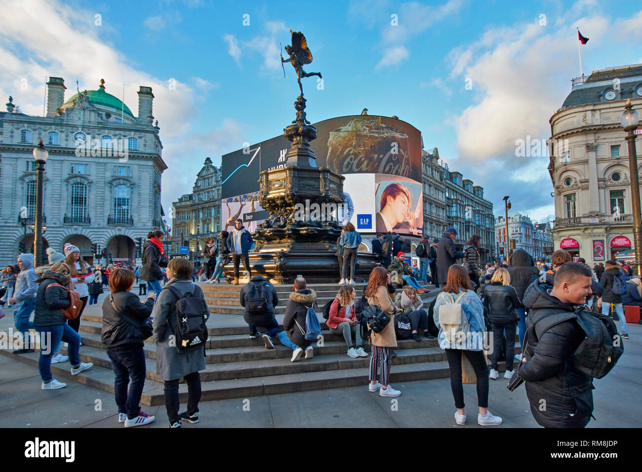 LONDON PICCADILLY CIRCUS WITH MANY PEOPLE AND THE STATUE OF EROS AND ...
