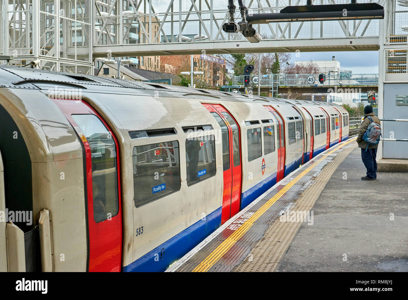 Transport commuter tube platform hi-res stock photography and images ...