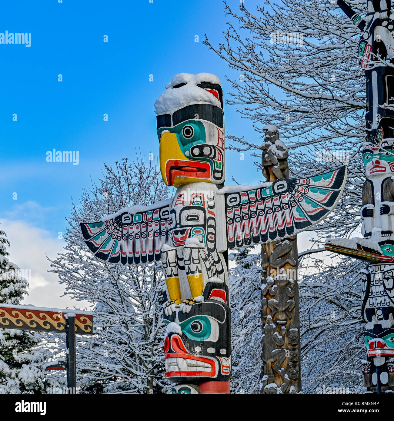 First nations totem pole culture hi-res stock photography and images ...