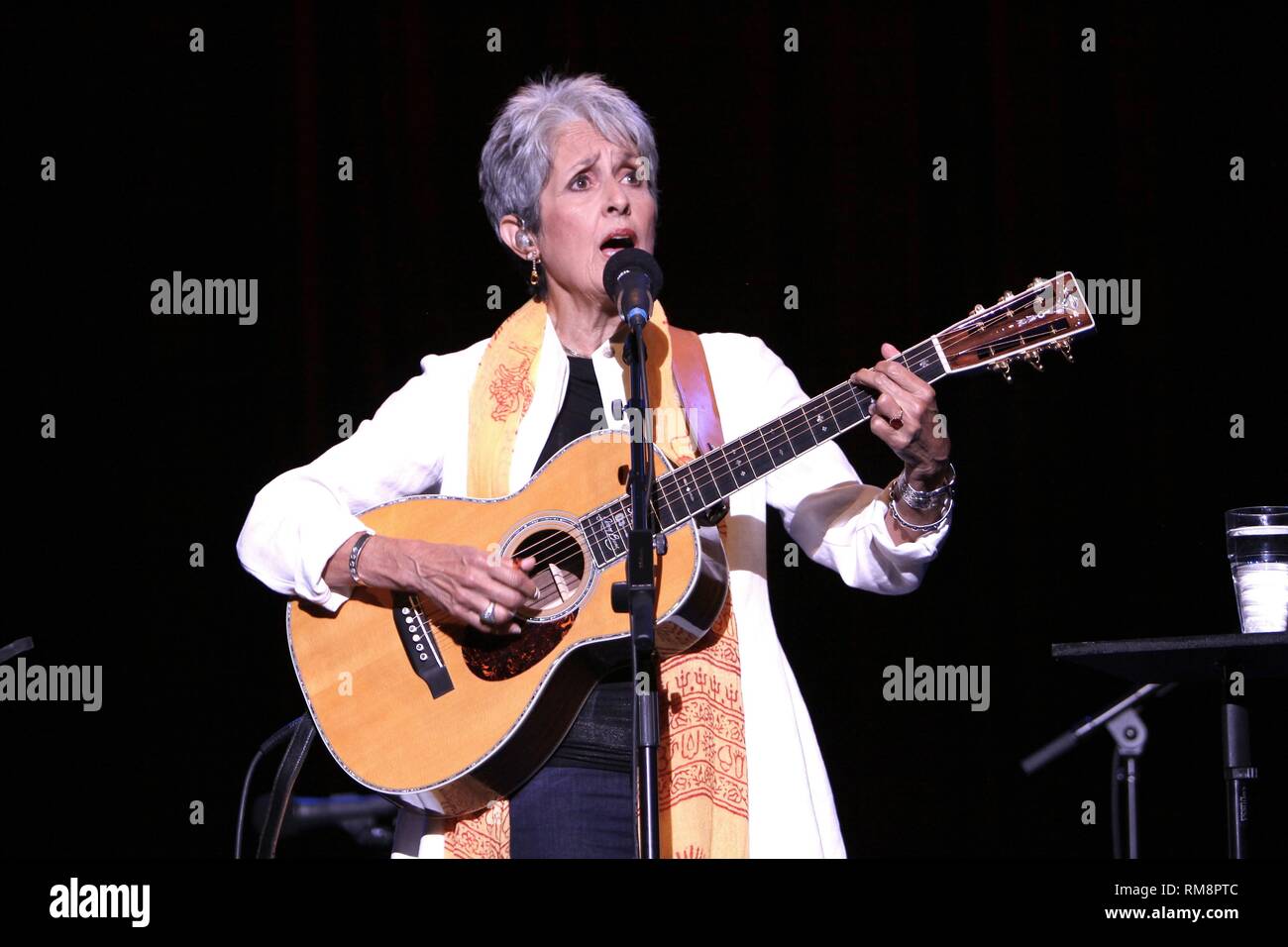 Singer songwriter joan baez hi-res stock photography and images - Alamy