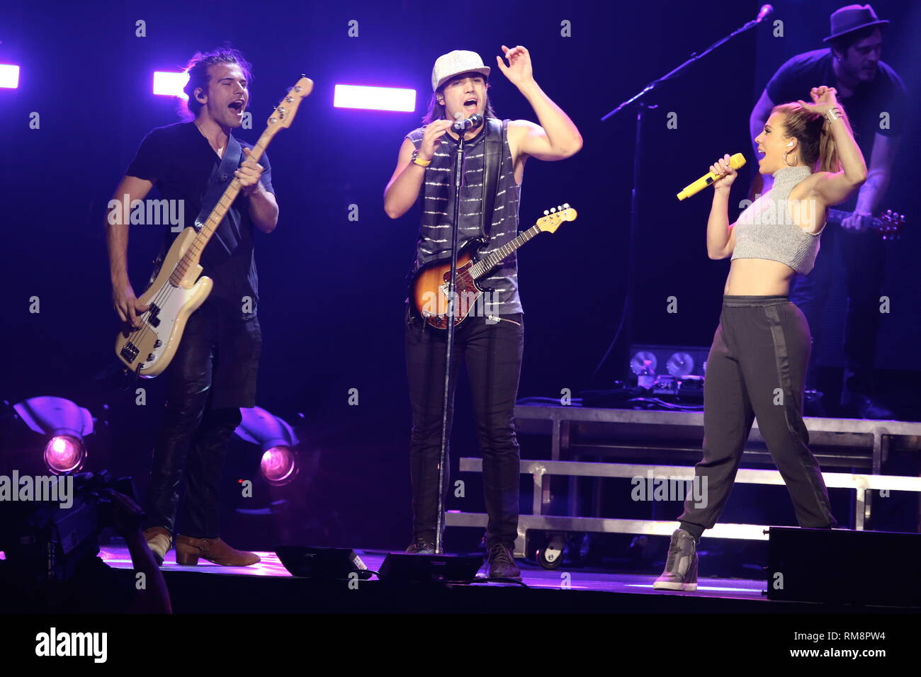 Singer kimberly perry band perry hi-res stock photography and images ...