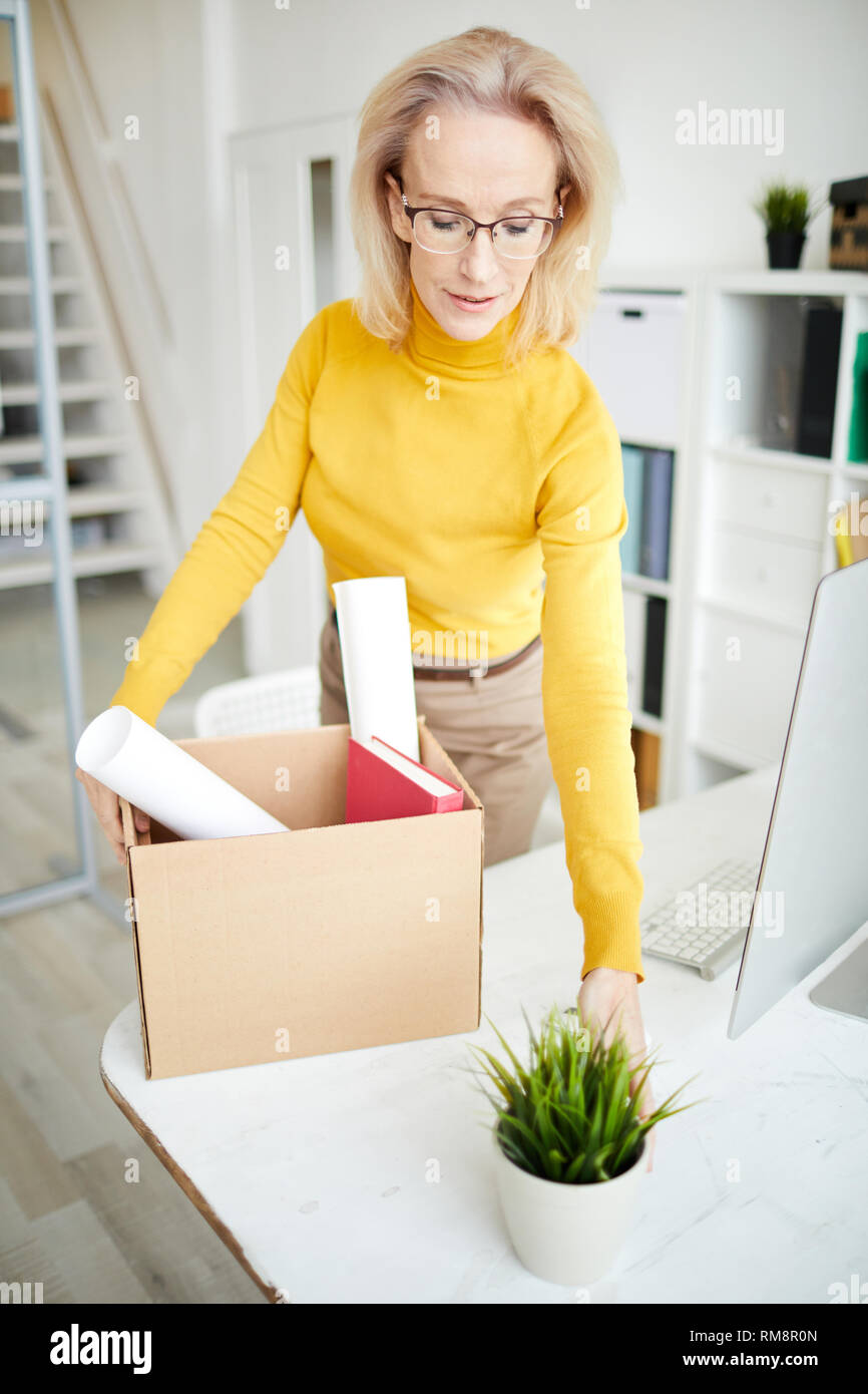 Woman leaving office desk hi-res stock photography and images - Alamy