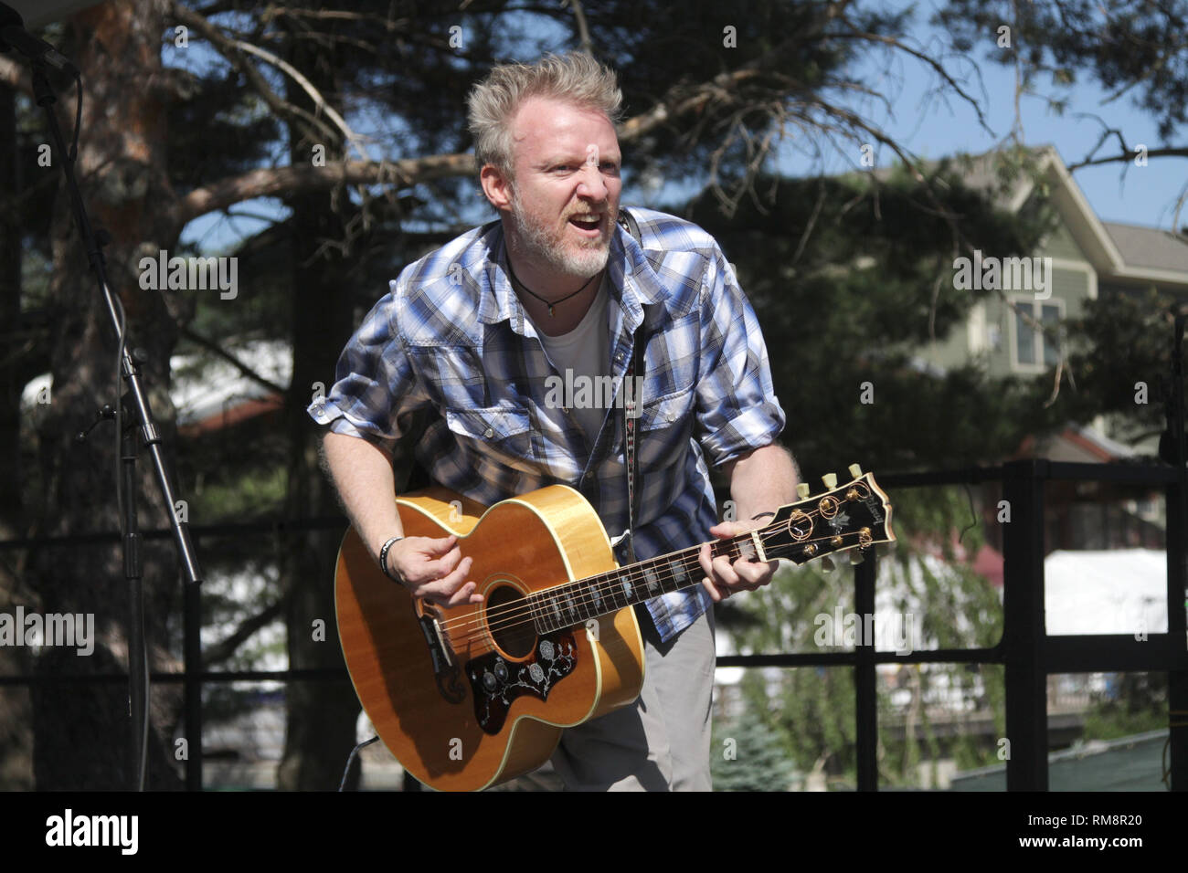 Chris barron vocals hi-res stock photography and images - Alamy