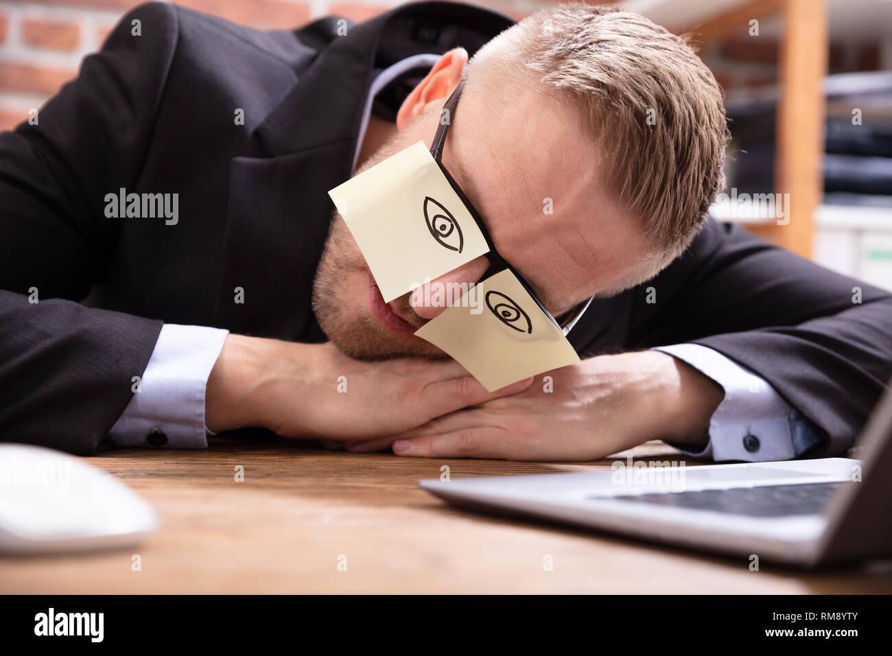 Adhesive notes hi-res stock photography and images - Alamy