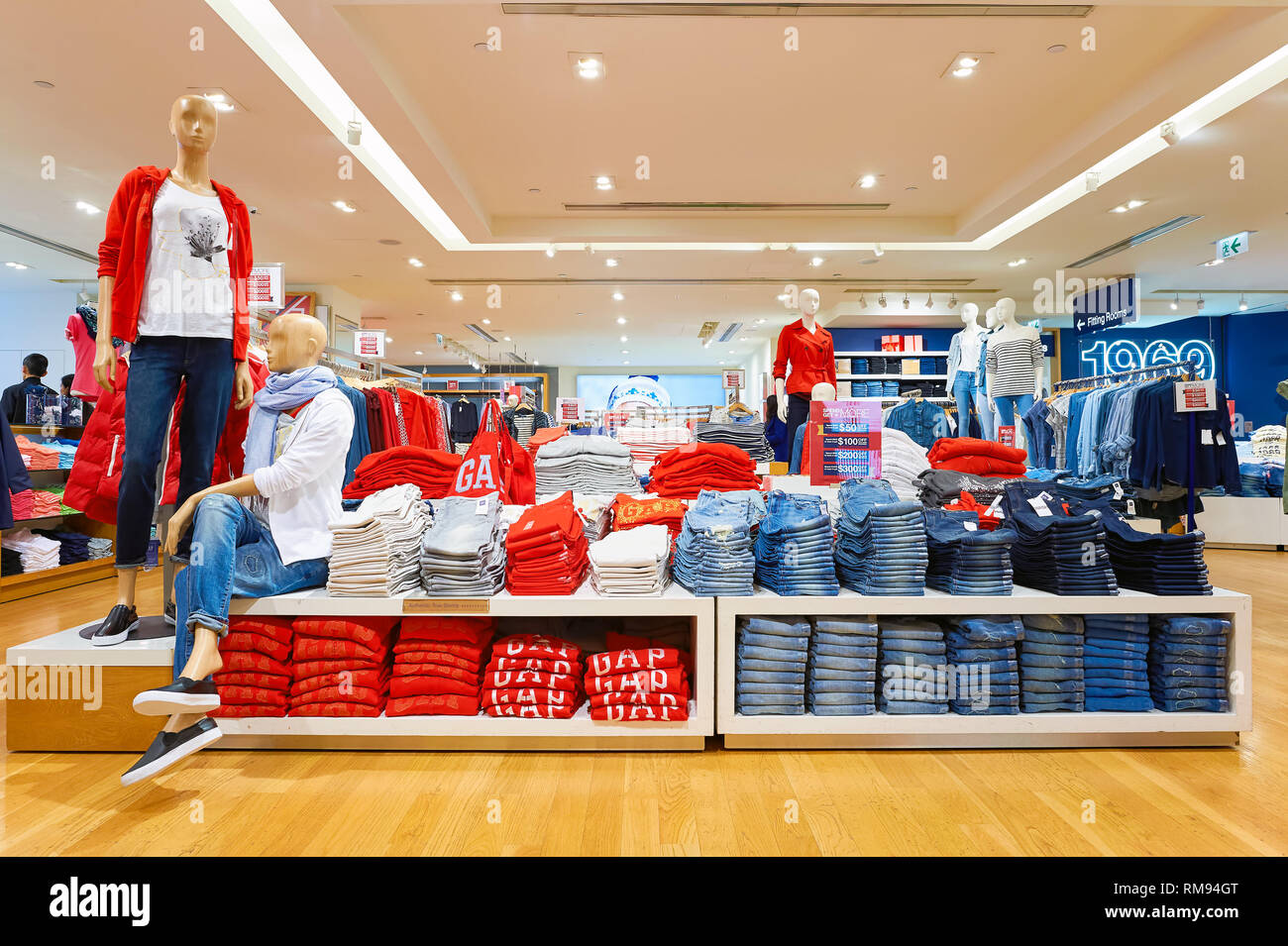 Centre commercial gap store hi-res stock photography and images - Alamy