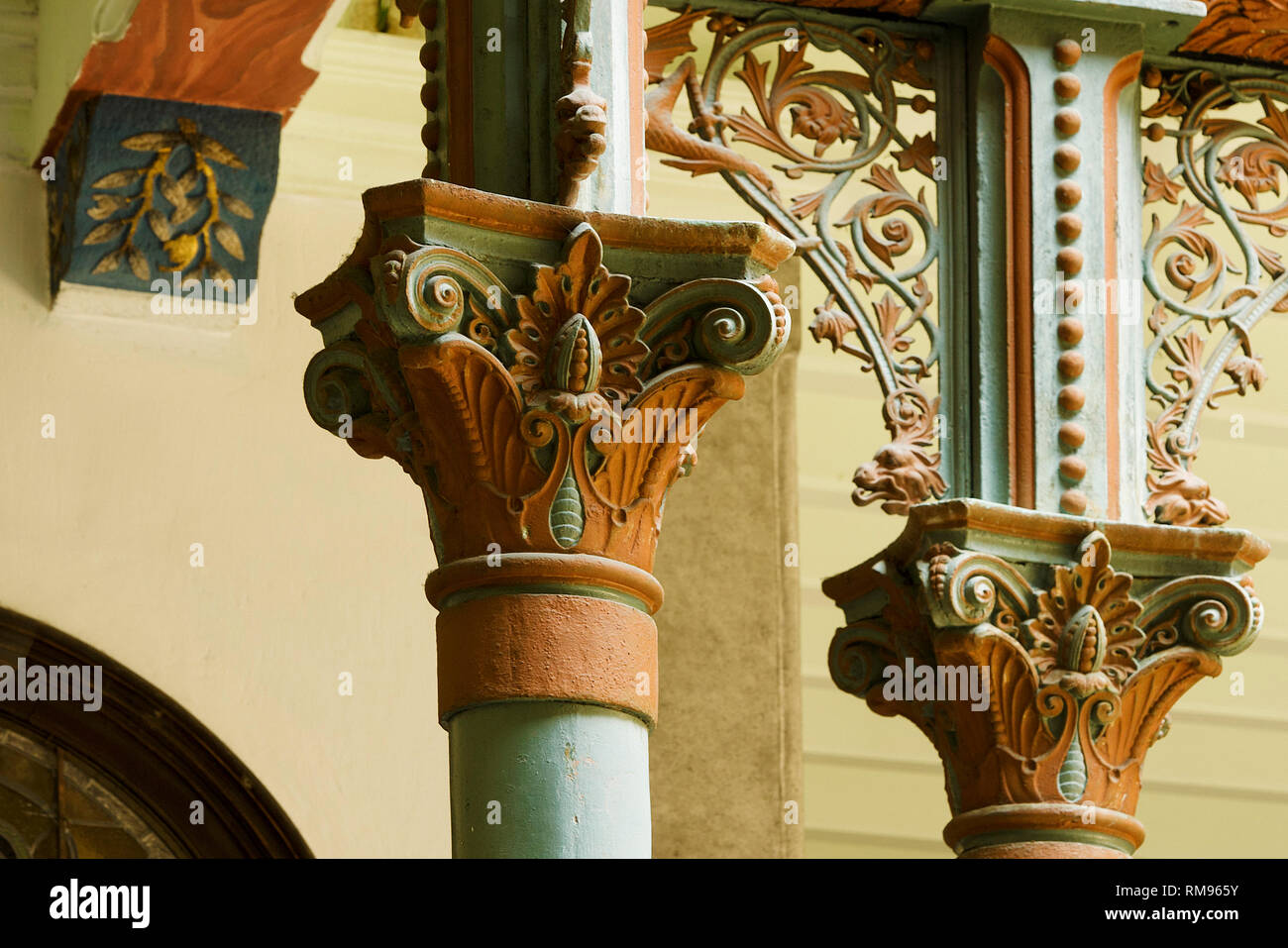 Cast iron columns hi-res stock photography and images - Alamy