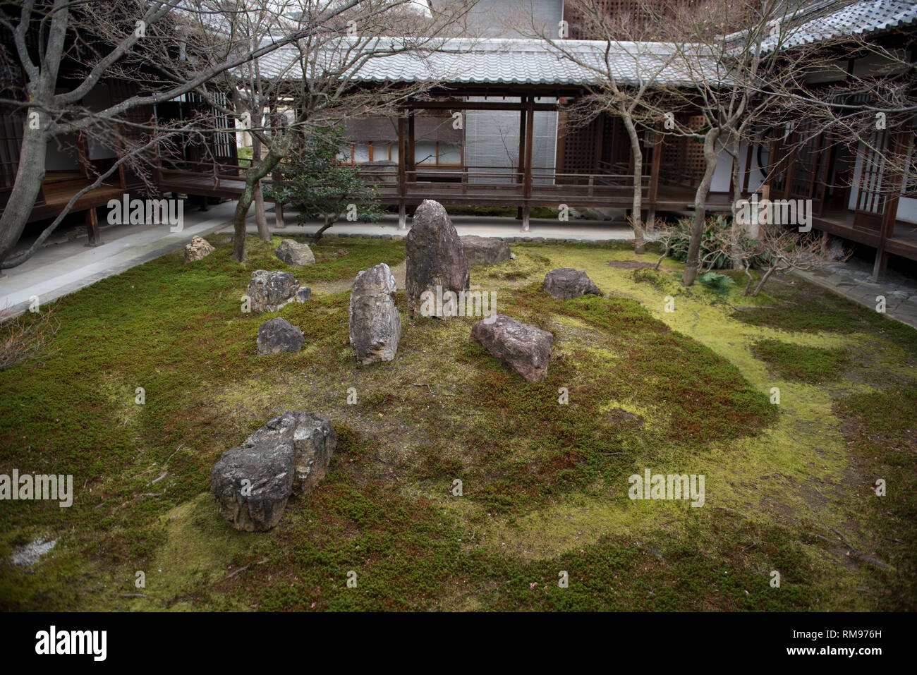 Japanese rock garden, Karesansui in Japanese with moss, Kennin-ji ...