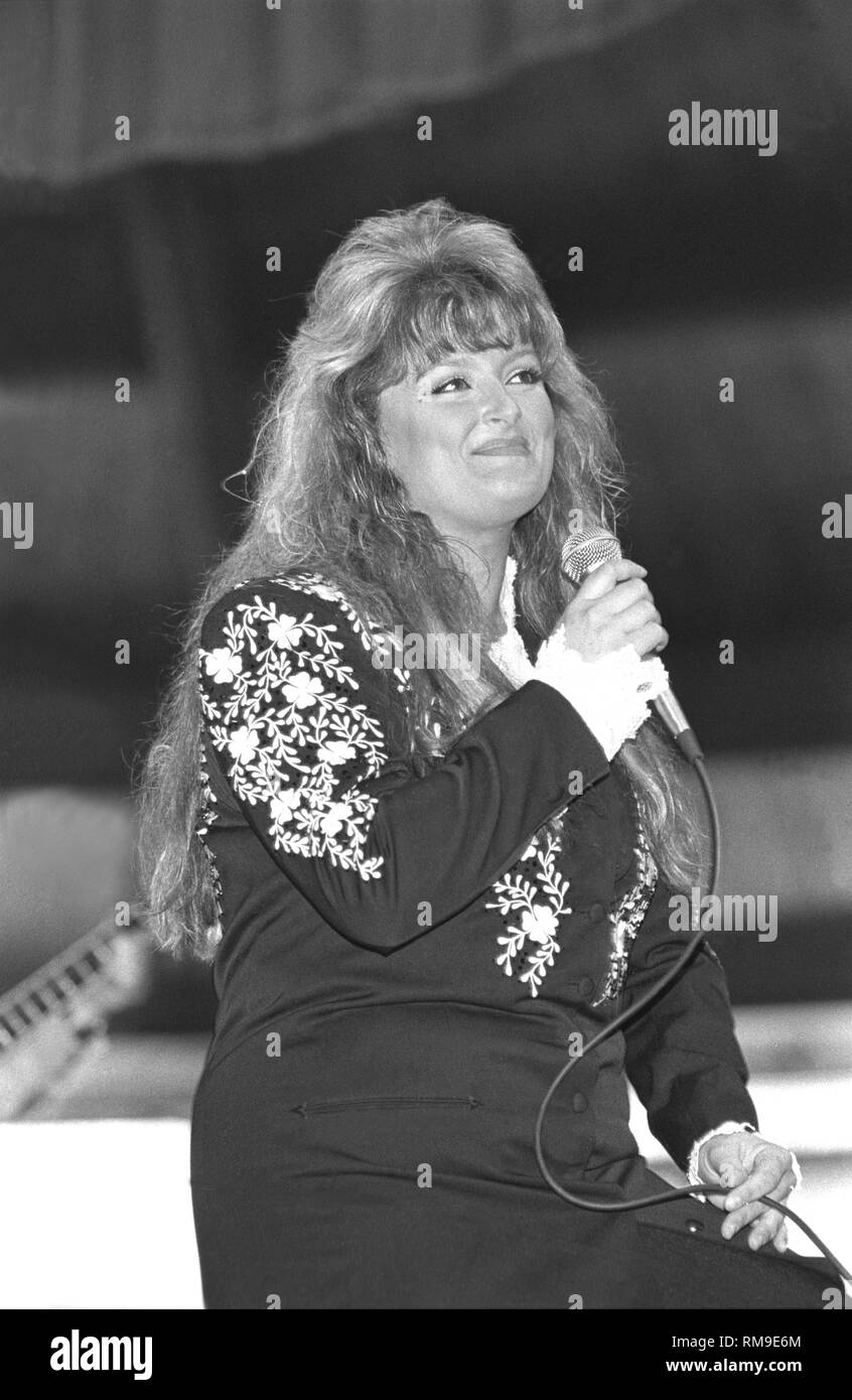 Singer wynonna judd Black and White Stock Photos & Images - Alamy