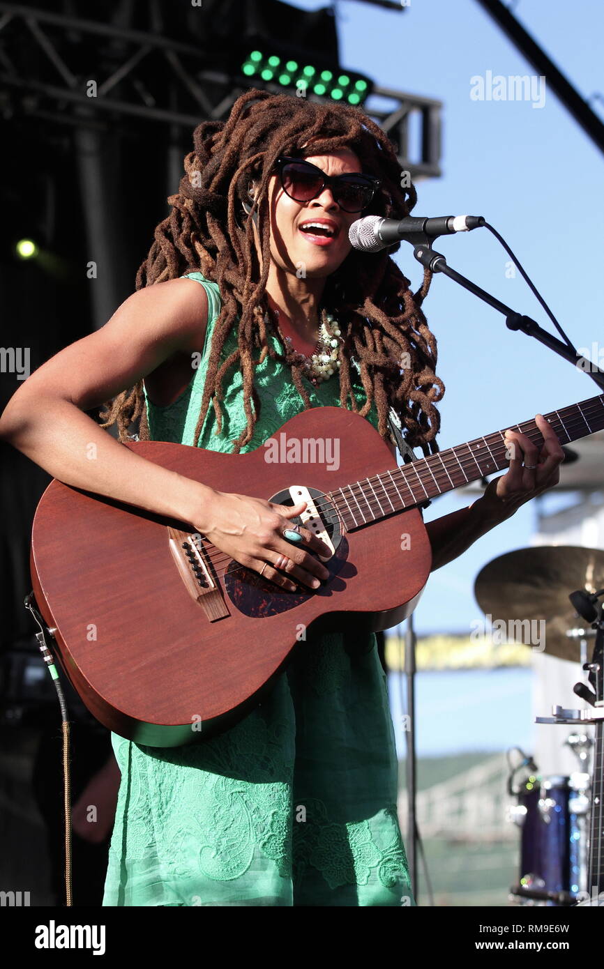 Valerie june concert hi-res stock photography and images - Alamy