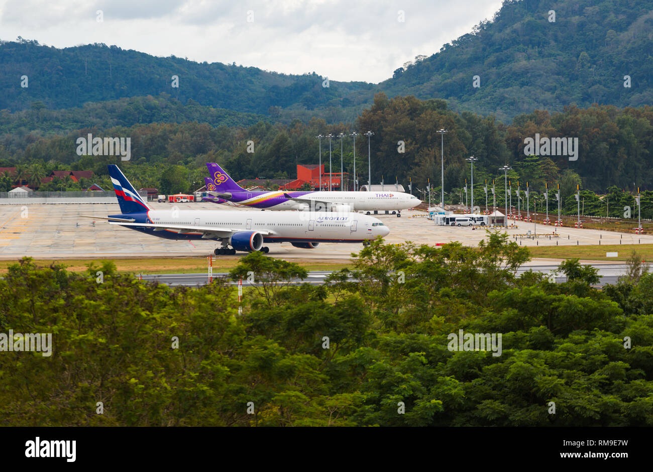 Boeing 777 on the runway Stock Photo - Alamy