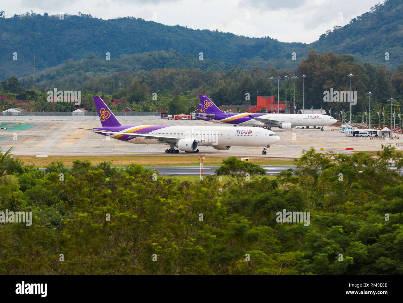 Boeing 777 on the runway Stock Photo - Alamy