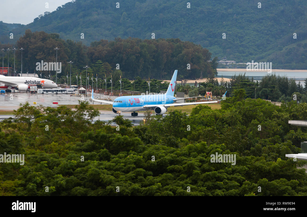 Passenger plane preparing take off hi-res stock photography and images ...