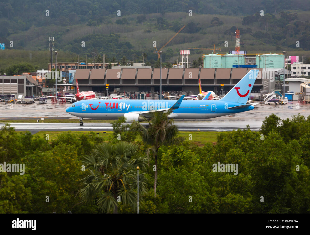 Boeing TUI take off Stock Photo - Alamy