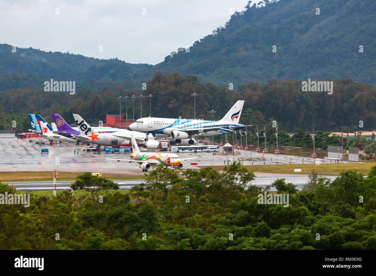 Airbus A319 landing Stock Photo - Alamy