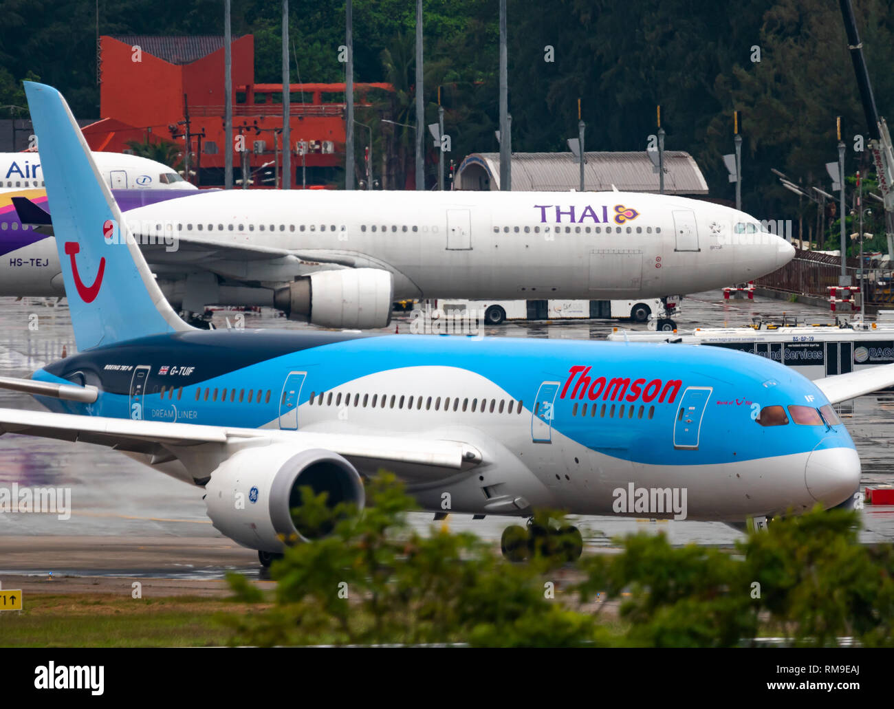 Boeing 787 dreamliner runway hi-res stock photography and images - Alamy