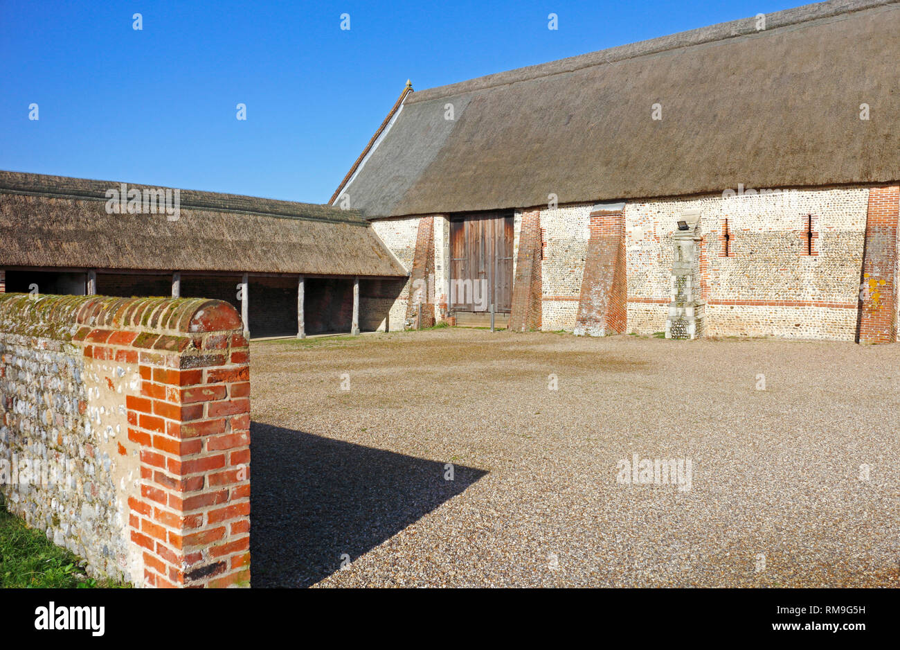 Tudor barn building hi-res stock photography and images - Alamy