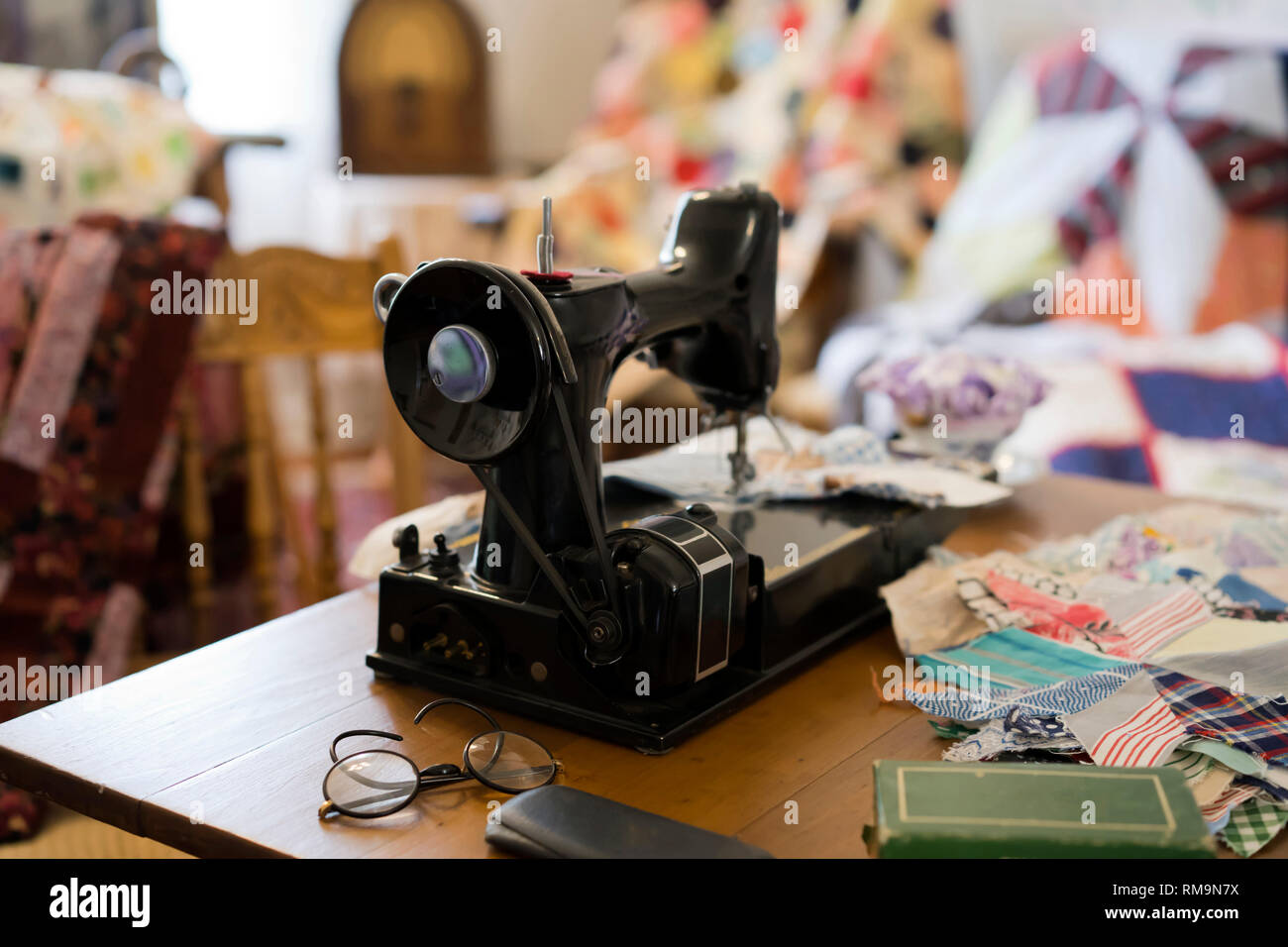 Old time sewing machine hi-res stock photography and images - Alamy