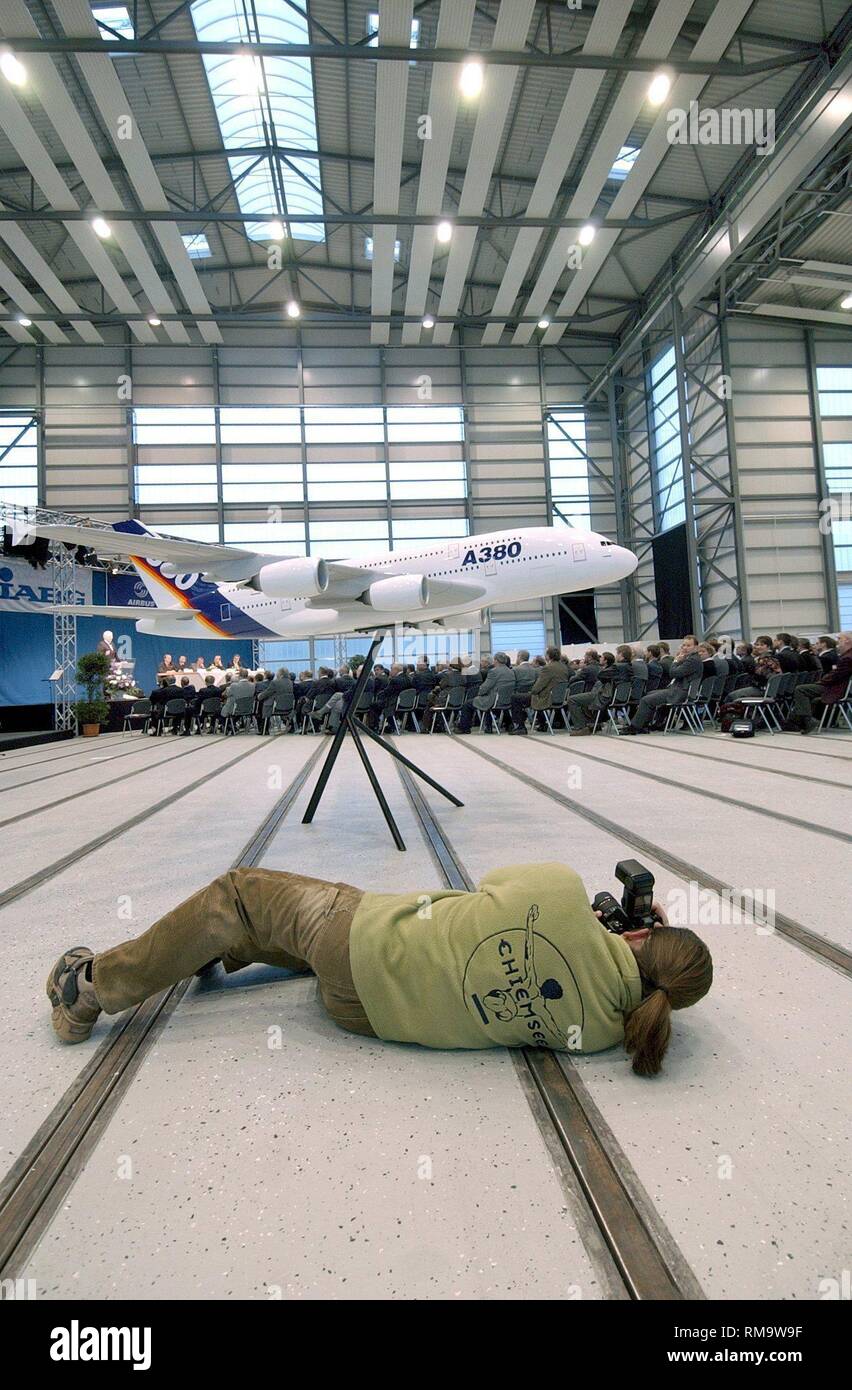 Dresden, Germany. 12th Dec, 2003. (dpa) - A photographer lies down to ...