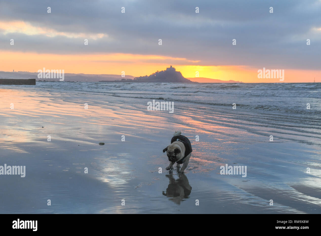 2019 uk weather mild colourful sunrise penzance morning hi-res stock ...