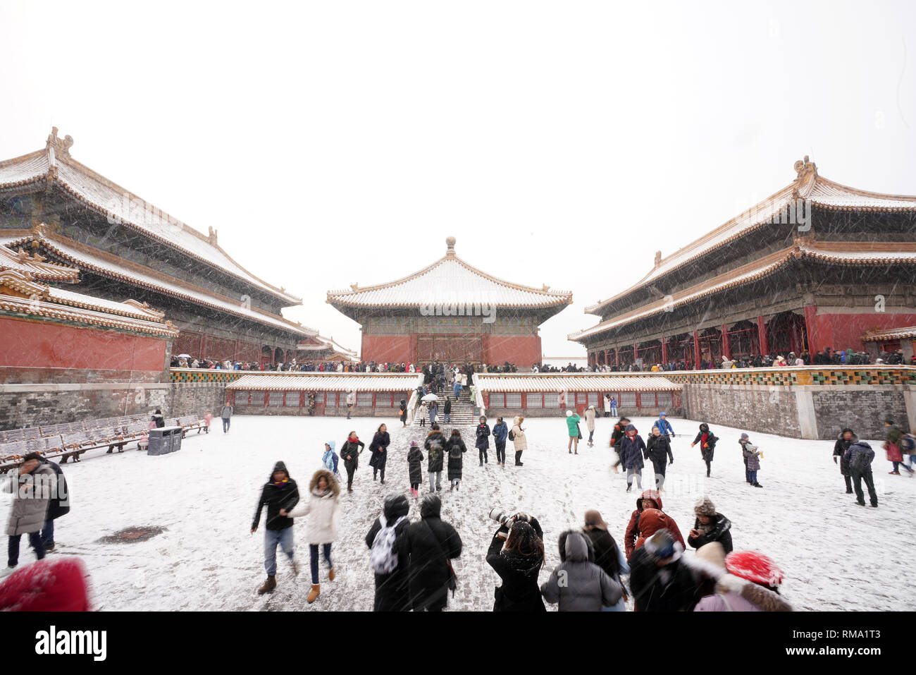 (190214) -- BEIJING, Feb. 14, 2019 (Xinhua) -- Visitors view the snowy ...