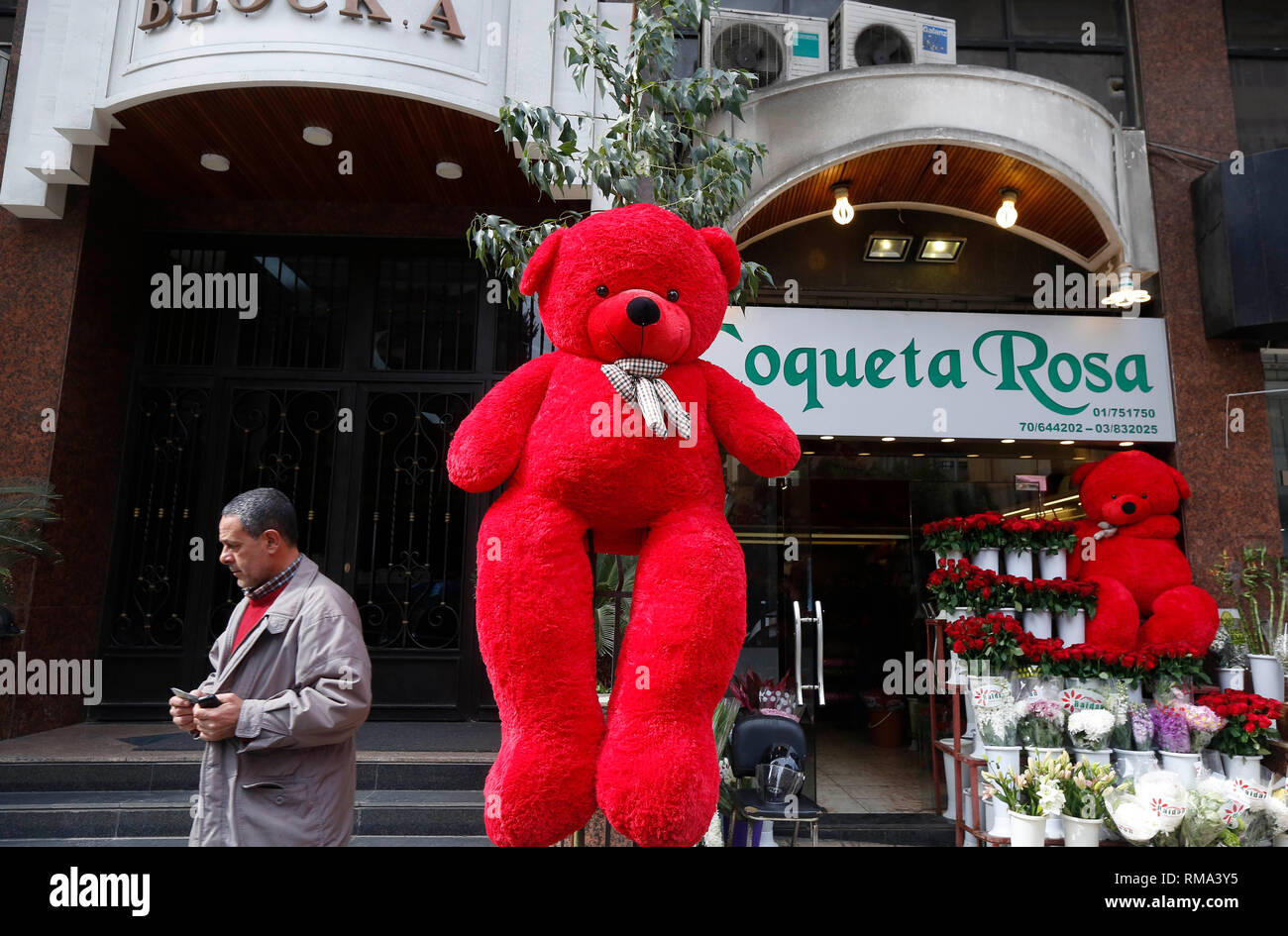 Beirut, Lebanon. 14th Feb, 2019. Roses are sold in front of a flower ...